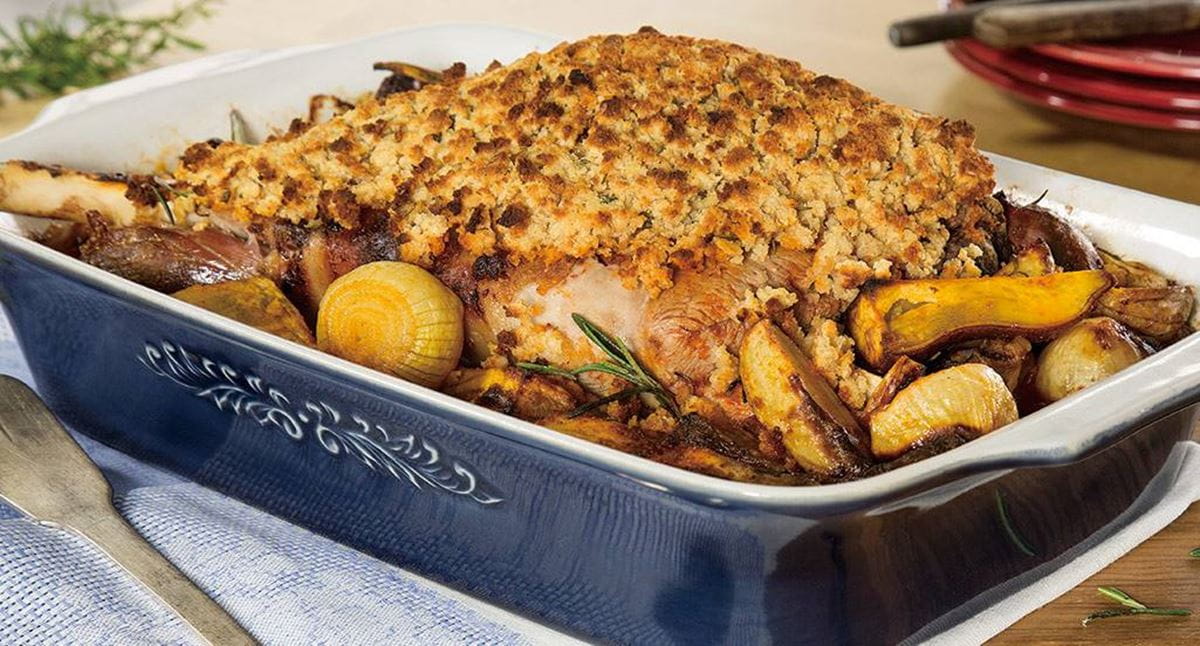 Borrego em crosta de alecrim com assado de batatas à padeiro | Vaqueiro