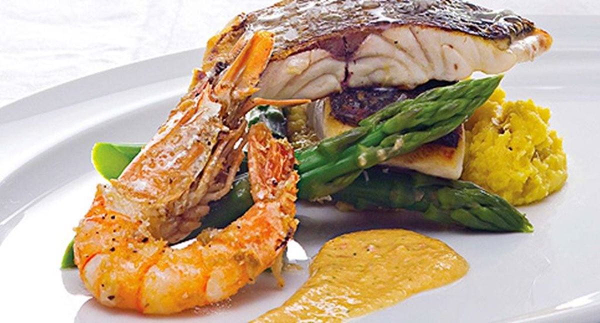 Filete de robalo a vapor em crosta de pistácios verdes, pak choy e puré ...