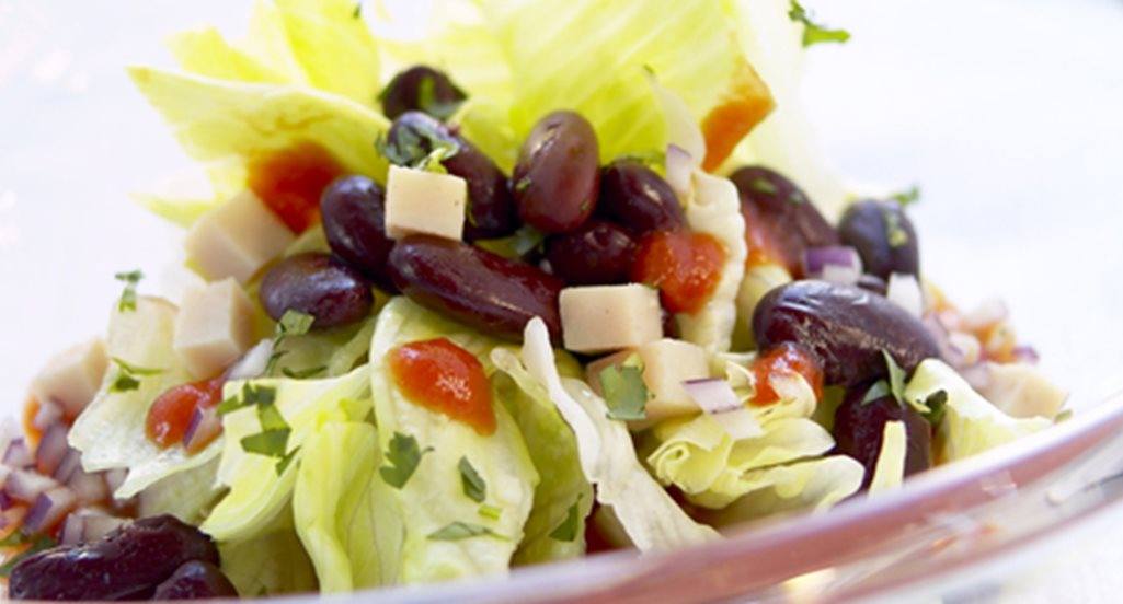 Salada de alface iceberg com feijão encarnado e molho picante de tomate ...