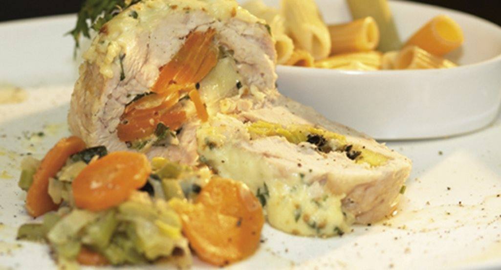 Rolo de peru com recheio de vegetais | Vaqueiro