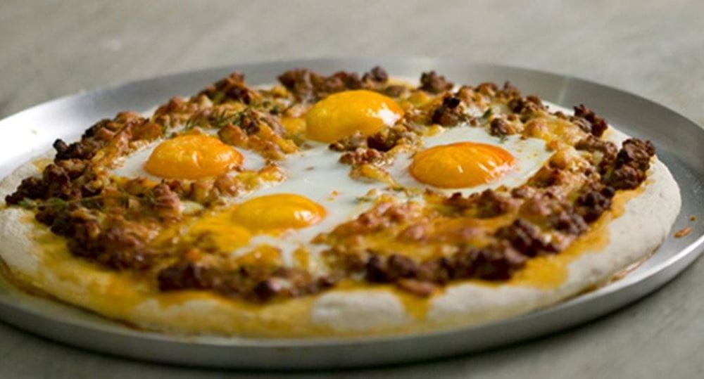 Pizza de carne picada com ovo a cavalo