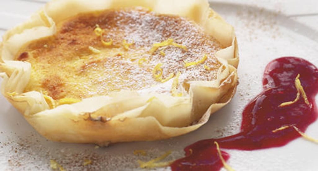 Tartes de Massa Brick com Creme de Requeijão e Frutos Vermelhos