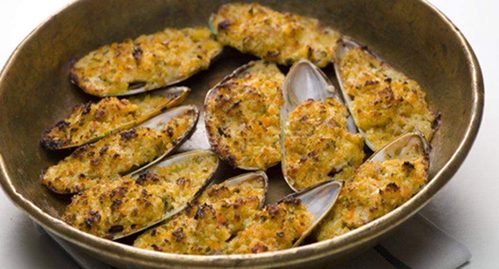 Mexilhão em meia concha gratinado